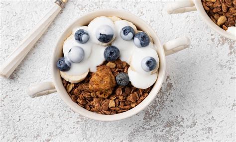 Yogurt Proteico con Granola Casera Arándanos y Plátano Calorías Fitia