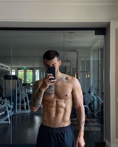 Mirror selfie cylussandoval Татуированные парни Накаченные парни