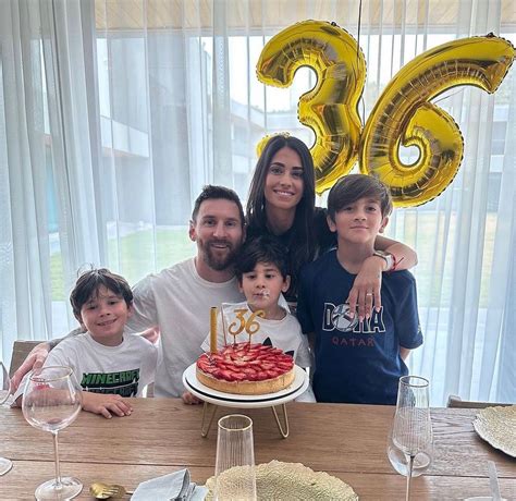 Bilionário Messi comemora aniversário festinha caseira