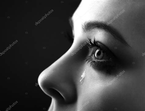 Beauté fille pleurer sur fond noir image libre de droit par chepko