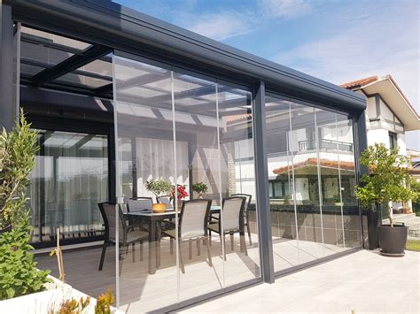 Pérgola con techo móvil y cerramientos abatibles en Sopelana