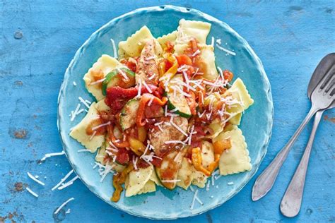 Verse Ravioli Met Kipfilethaasjes En Tomatensaus Recept Allerhande