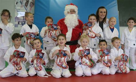 Le père Noël au milieu des judokas
