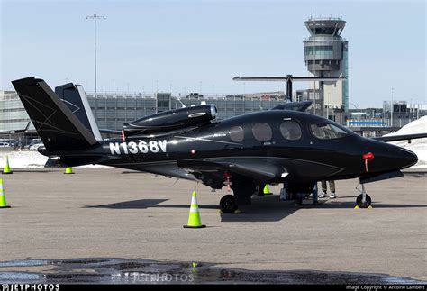 N1368V Cirrus Vision SF50 G2 Arrivee Private Antoine Lambert