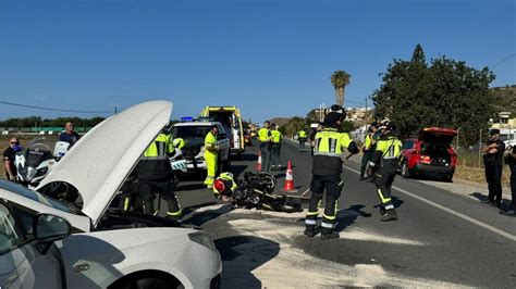 Grave accidente de tráfico en Almayate deja a un motorista herido de