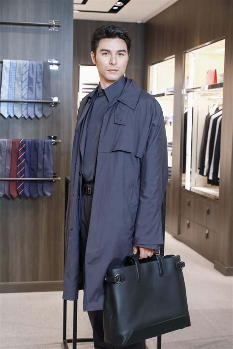 鳳小岳示範dunhill西裝超清涼 不怕害羞開深V露性感胸毛 ET Fashion ETtoday新聞雲
