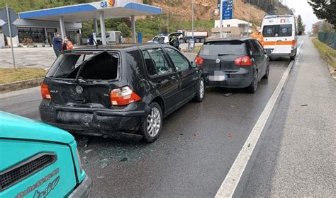 Tamponamento Tra Furgone E Due Auto Ferita Una Donna Youtvrs