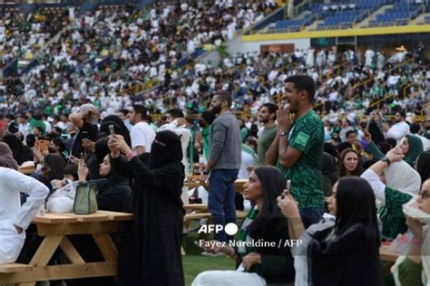 El Tri Contra Otro Local Arabia Revista Puntual