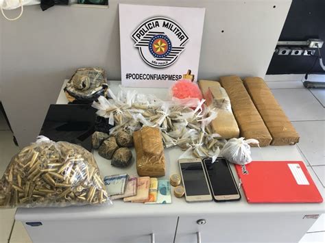 Homem é preso em flagrante escondendo drogas no fundo de casa em