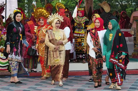 Pakaian Adat Hingga Tarian Nusantara Warnai Upacara Penurunan Bendera
