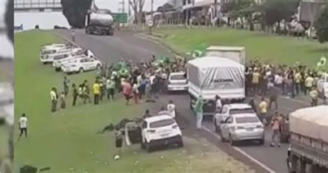 URGENTE Motorista Fura Bloqueio E Atropela Dezenas De Manifestantes