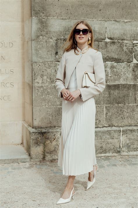Cómo llevar zapatos elegantes con faldas midi en Primavera Verano 2024