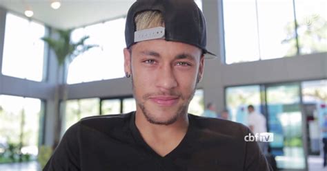 Foto Neymar fala pela primeira vez após sofrer a lesão nas costas que