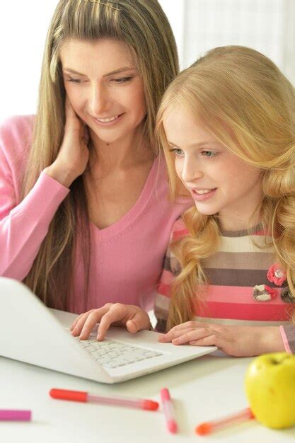 Maman Et Sa Fille Font Des Cours Photo Premium