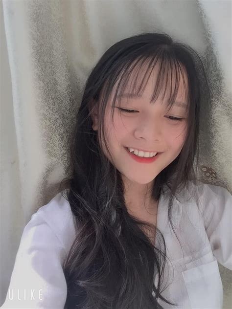 Ảnh Gái Xinh Răng Khểnh Cười Tươi Duyên Dáng