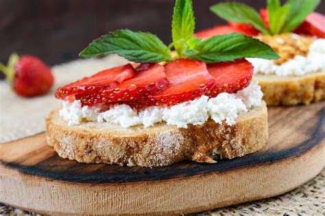 Recette de Toast au fromage de chèvre et fraises