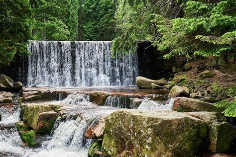 Cascada en el río lomnica en las montañas karpacz en polonia hermoso