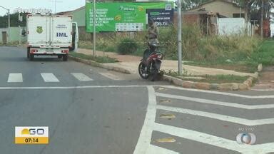 Bom Dia GO Motociclista morre após perder o controle da moto e cair