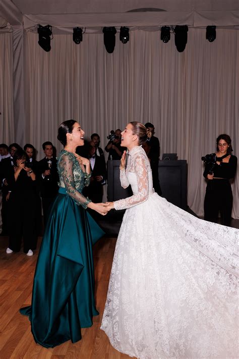 Stephanie Salas lleva el vestido más elegante en la boda de su hija