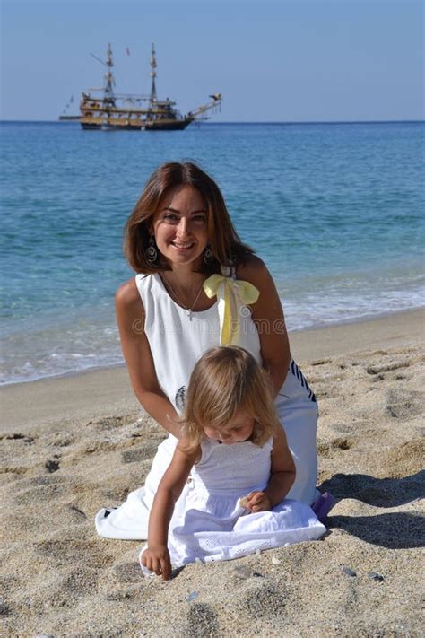 Maman Et Son Petit Bonheur De Fille Sur La Plage Image Stock Image Du
