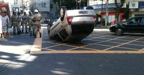G1 Carro capota em batida entre dois veículos na Tijuca no Rio