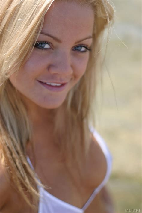 Glamour Babe Maya B Trekt Haar Bikini Uit Om Haar Dikke Kont Ronde