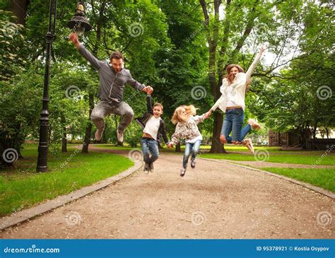 Den Glade Lyckliga Familjen I Sommar Parkerar Tillsammans Att Hoppa Har