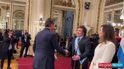 Bolsonaro é ovacionado ao chegar para posse de Milei Política