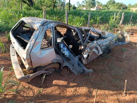 Uma Pessoa Morre E Duas Ficam Feridas Em Acidente Entre Carro E Carreta