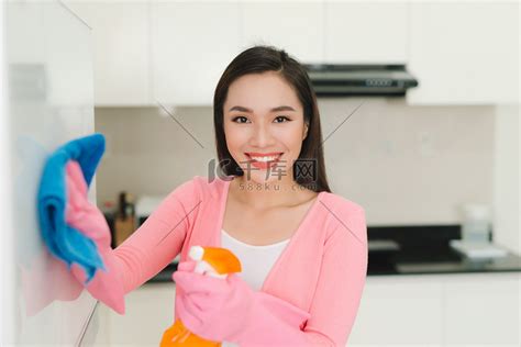 戴着防护手套清洁厨柜的美丽亚洲女人高清摄影大图 千库网