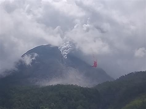 Gunung Lewotobi Kembali Erupsi Tinggi Kolom Abu Hingga 700 Meter