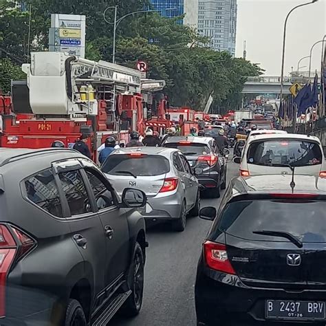B On Twitter Situasi Siang Ini Di Jalan Gatot Subroto Jakarta