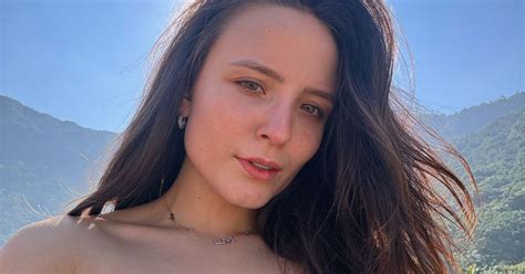 Larissa Manoela posa só de biquíni e barriga sarada chama atenção da