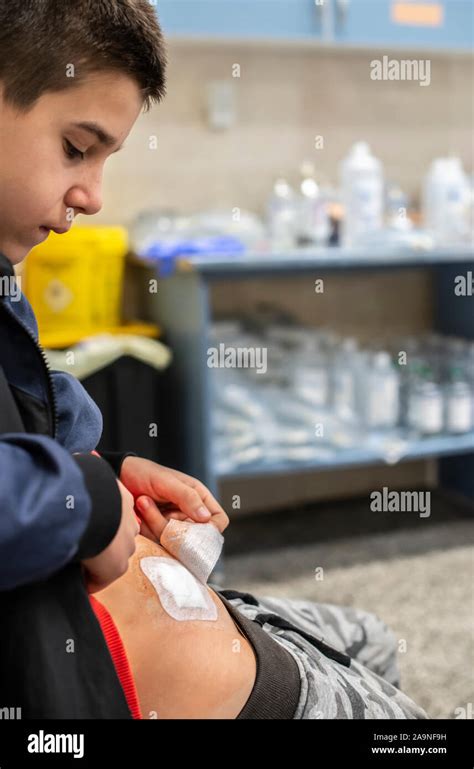 Jeune adolescent à l hôpital Avec l enfant dans le cabinet médical de