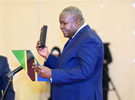 RAIS DKT SAMIA AWAAPISHA VIONGOZI ALIOWATEUA IKULU DAR ES SALAAM