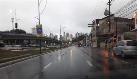 Chuva intensa deixa ruas alagadas em Salvador situação causou queda de