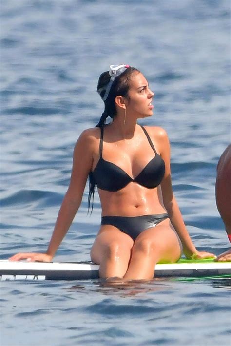 Unggah Foto Seksi Berenang Digombali Cristiano Ronaldo