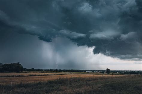 Alert RCB Możliwie burze z gradem i podtopienia