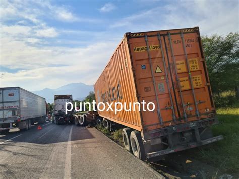 SE DESPRENDE CAJA A UN TRÁILER EN CARRETERA NACIONAL EN MONTEMORELOS