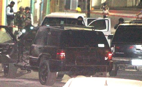 Abandonan Camioneta Con Dos Cuerpos Adentro Y Le Prenden Fuego En