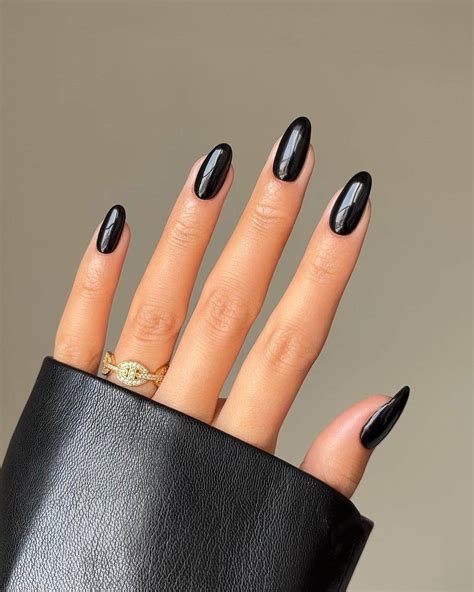 Uñas negras 10 ideas elegantes de la manicura antiedad en tendencia 2024