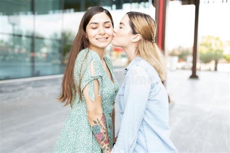 Jovem Lésbica Caucasiana Beijando Seu Parceiro Foto de Stock Imagem