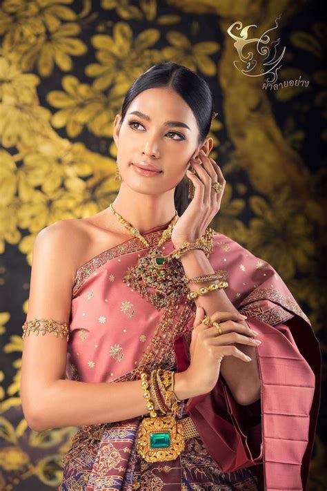 ปกพนโดย Wiruen Thanprasan ใน ชดไทย ชด แฟชนเอเชย ผหญง