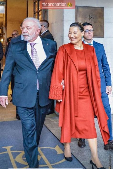 Lula e Janja se sentam ao lado de Macron na coroação primeira dama