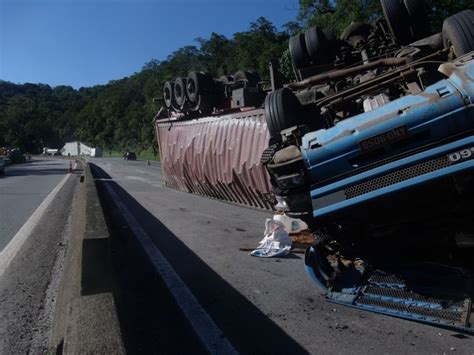 G1 Carreta tomba e invade pista contrária da BR 277 no litoral do