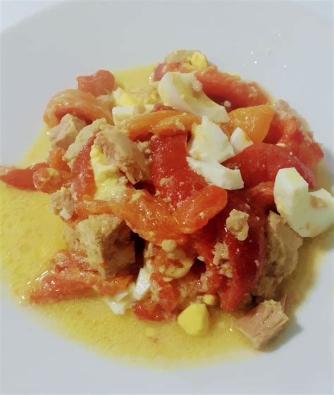 ENSALADA DE PIMIENTOS ROJOS HUEVOS DUROS Y ATÚN Aperitivos