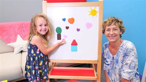 Play Doh oyun hamuru ile resim yapması Okul öncesi çocuklar için