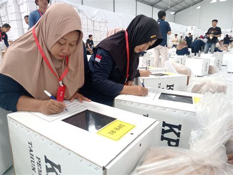 KPU Kota Semarang Perdana Distribusikan 855 Logistik Pemilu Berita