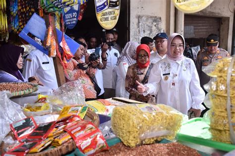 Bersama Tpid Bupati Pantau Harga Di Pasar Tradisional Jelang Natal