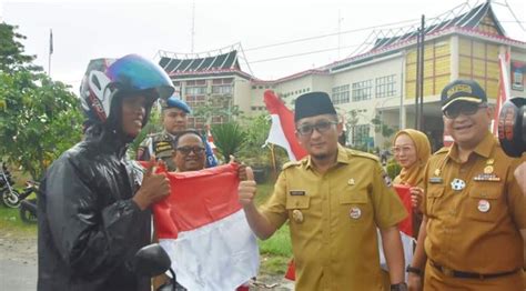 Wako Hendri Septa Bagi Bagi Bendera Merah Putih Kepada Masyarakat